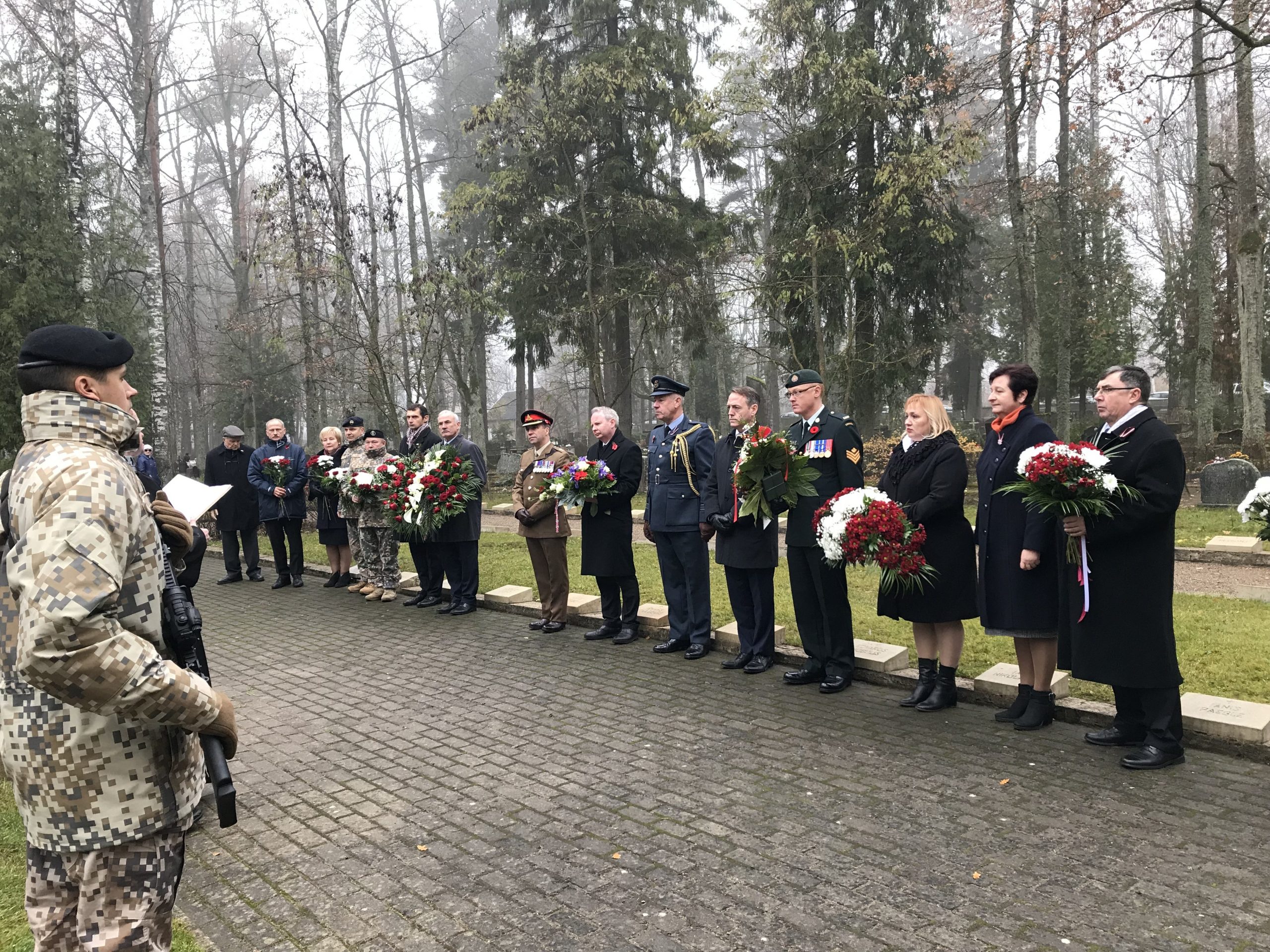 Sarkano magoņu dienā piemin visos pasaules karos kritušos karavīrus ...
