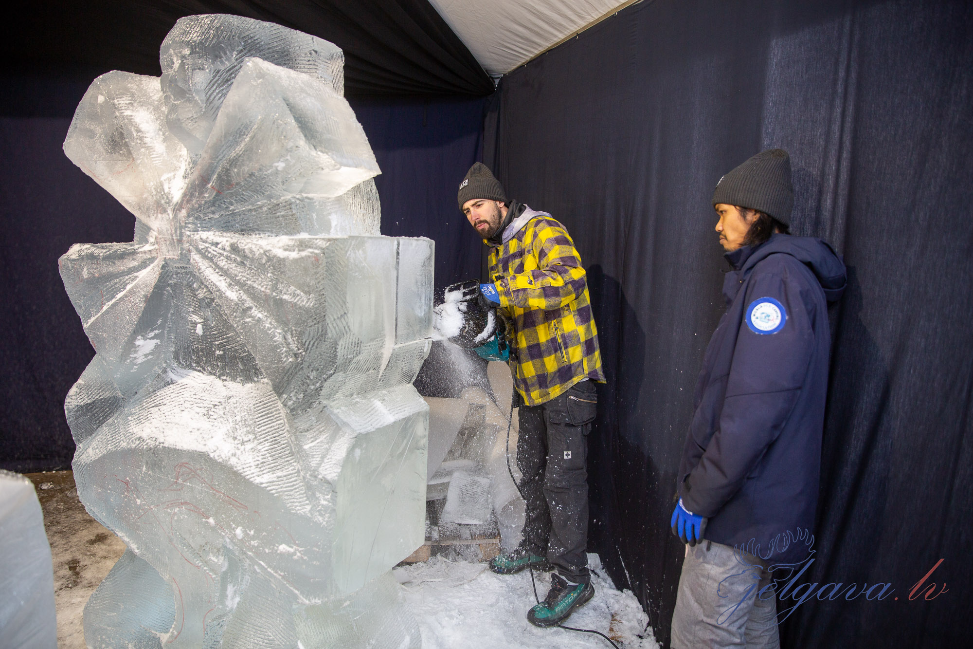 Pasta salā top pirmās ledus skulptūras - Jelgava